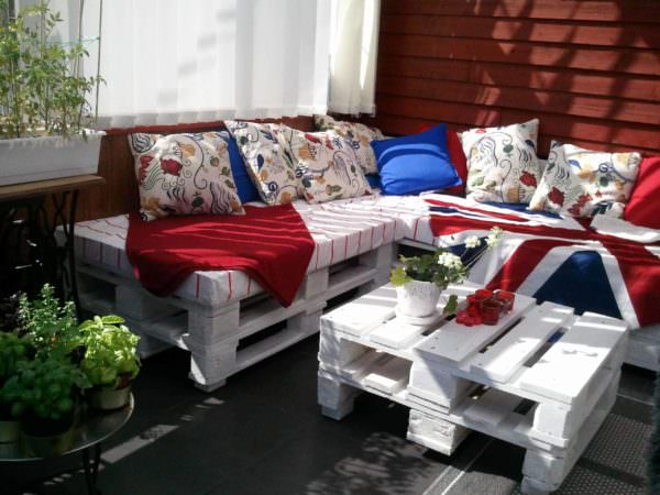 Outdoor Balcony Lounge • 1001 Pallets