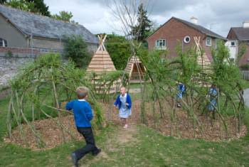 Pallets + Logs = Teepee for a Kids Playground • 1001 Pallets