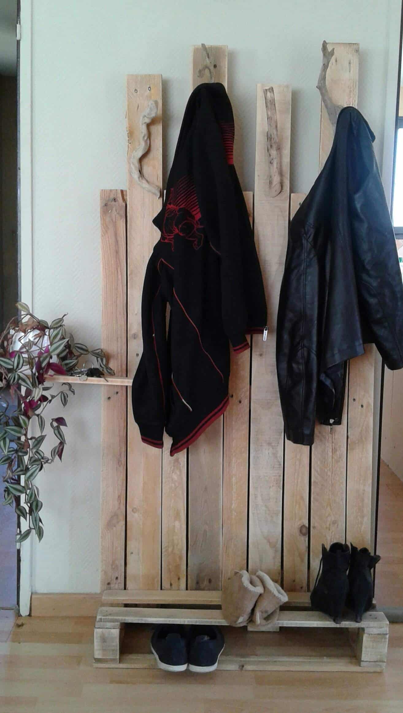 Pallet Coat Rack Without Having To Fix It On The Wall • 1001 Pallets