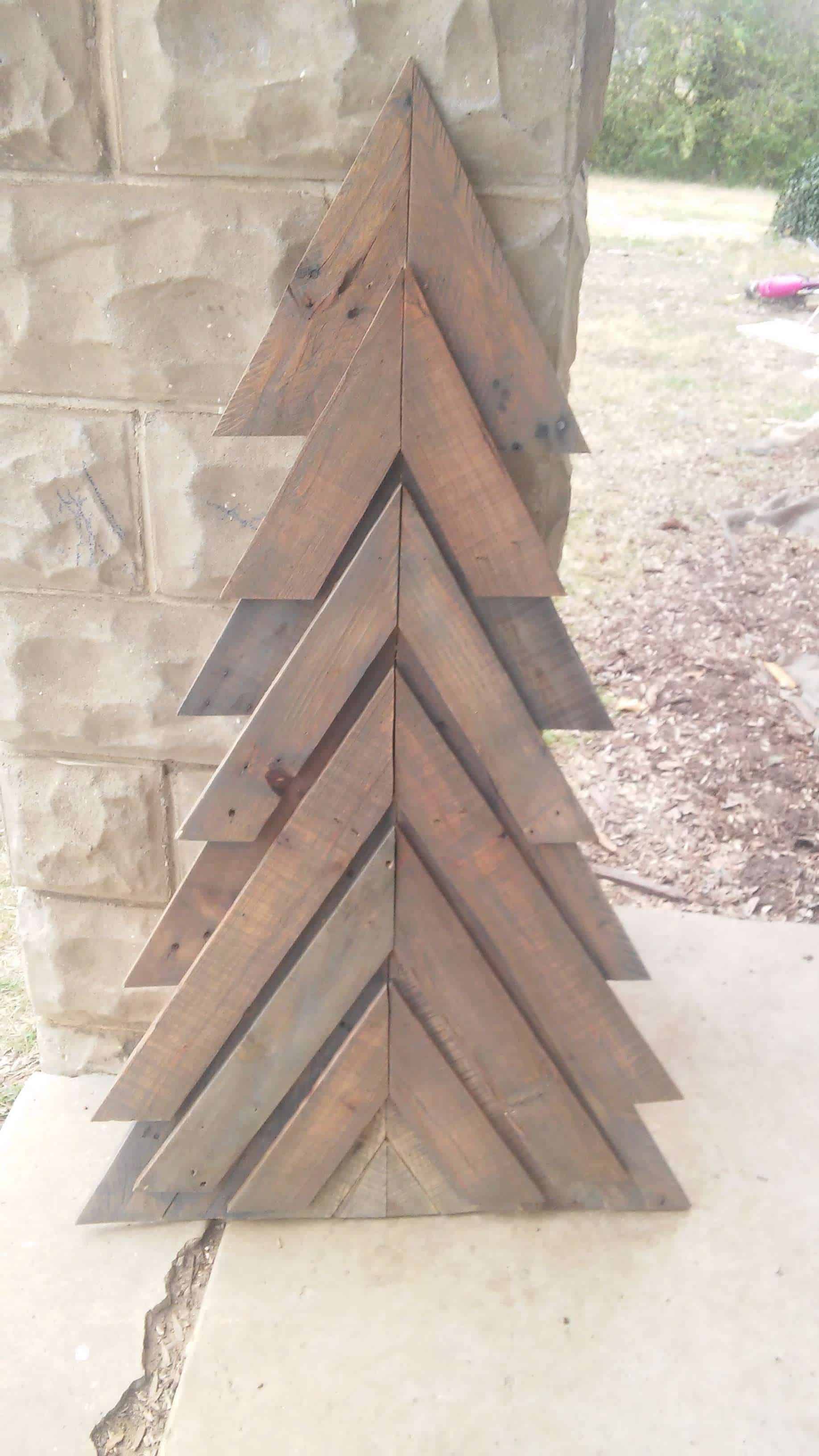 Petite Pallet Chevron Christmas Tree • 1001 Pallets