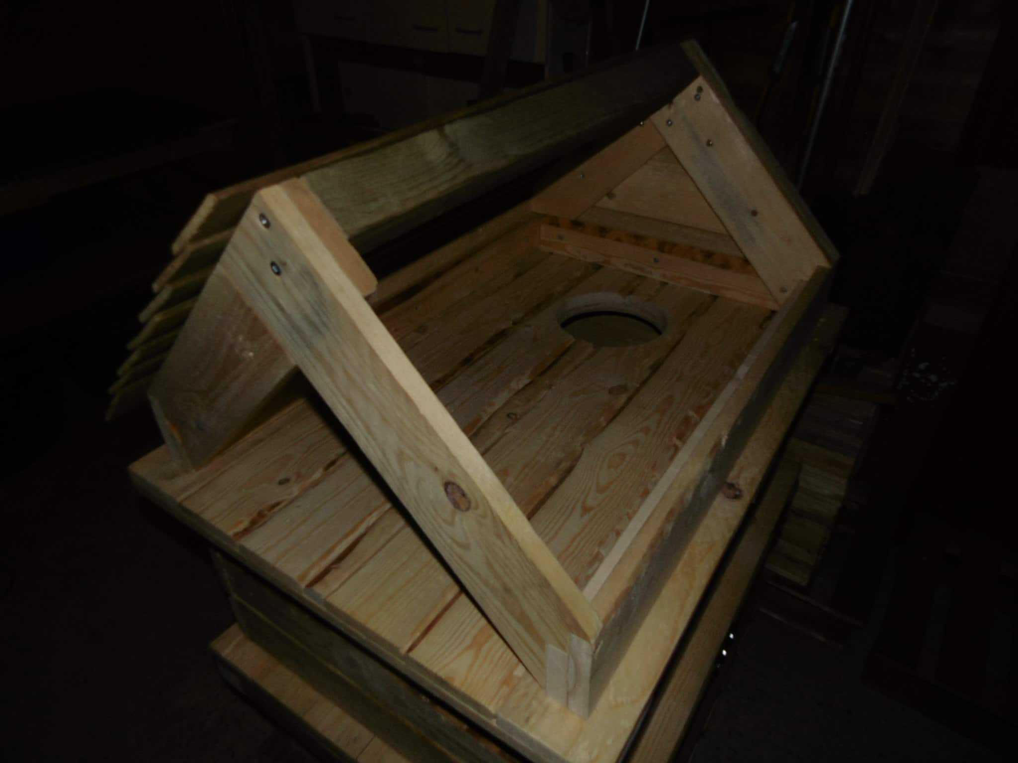Outrageous Outdoor Deluxe Pallet Cat House • 1001 Pallets
