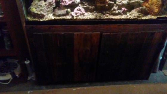 Pallet Fish Tank Stand Has Decorative Knot Hood • 1001 Pallets