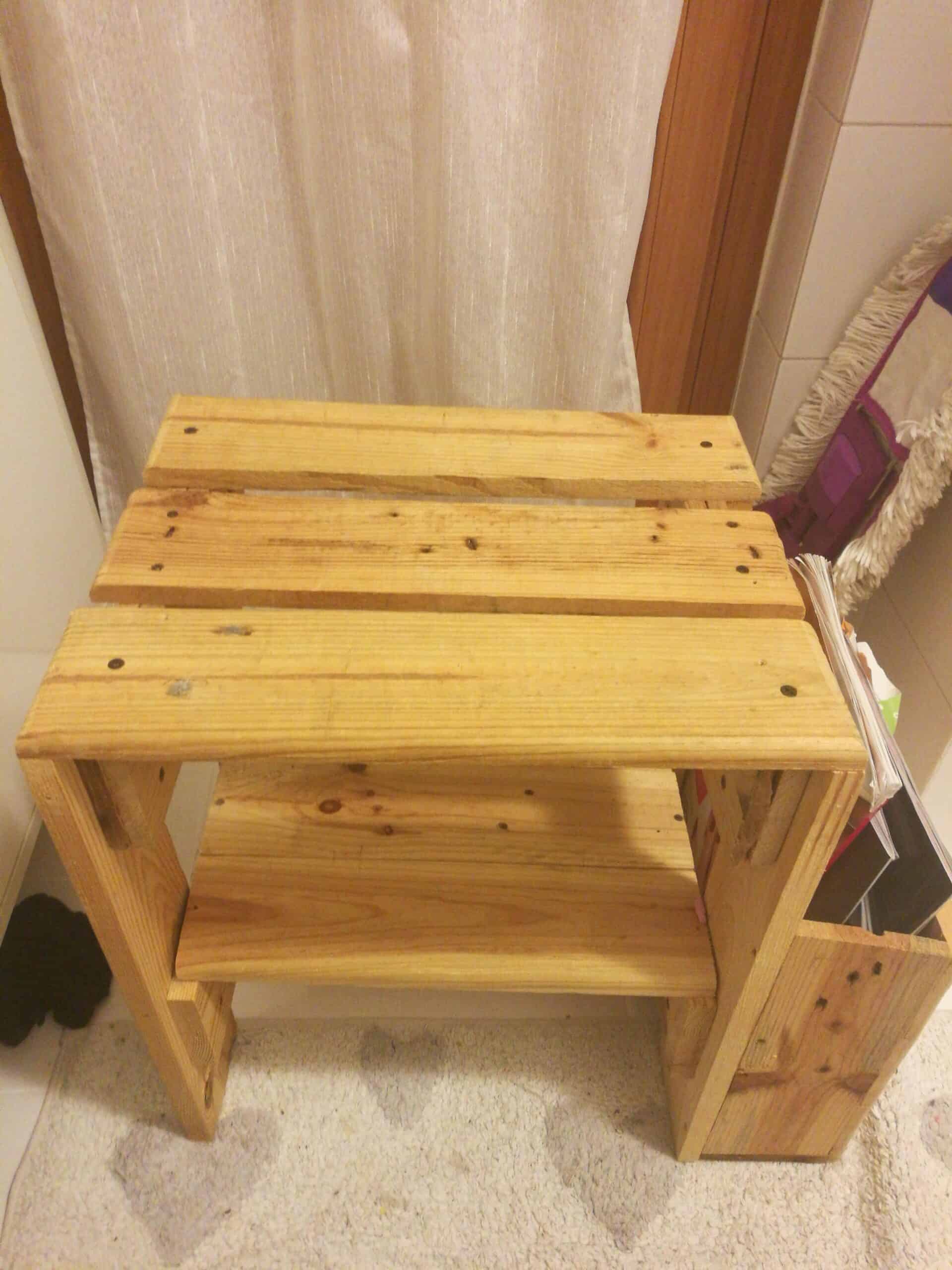 A Little Toilette Pallet Table • 1001 Pallets